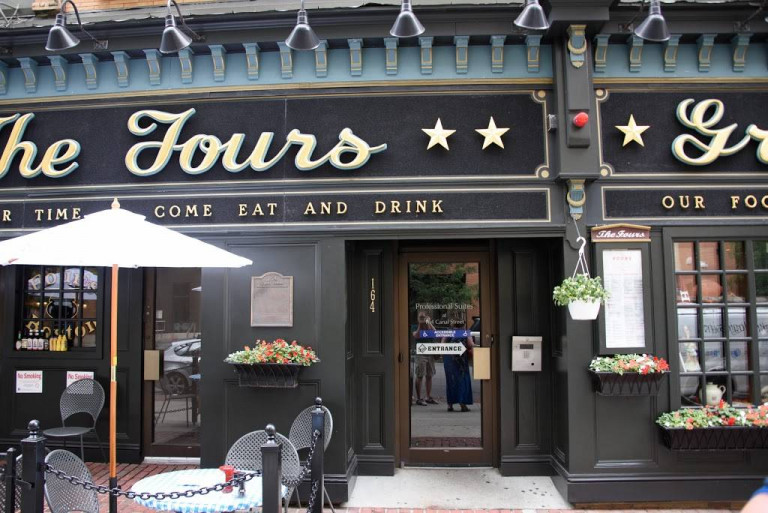 How to Open a Bar (16 Steps & Checklist) | UpMenu