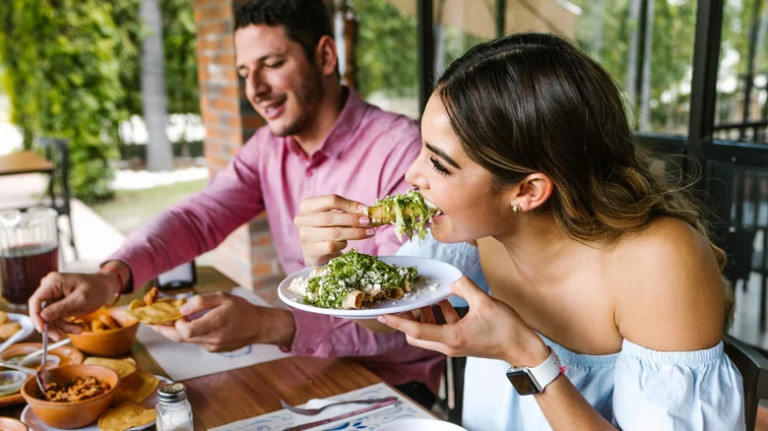 10 Newest Restaurant Industry Trends in 2025 | UpMenu