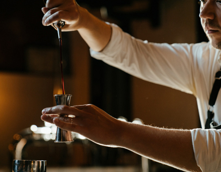 How To Run a Successful Bar in 2024 (16 Tips) | UpMenu