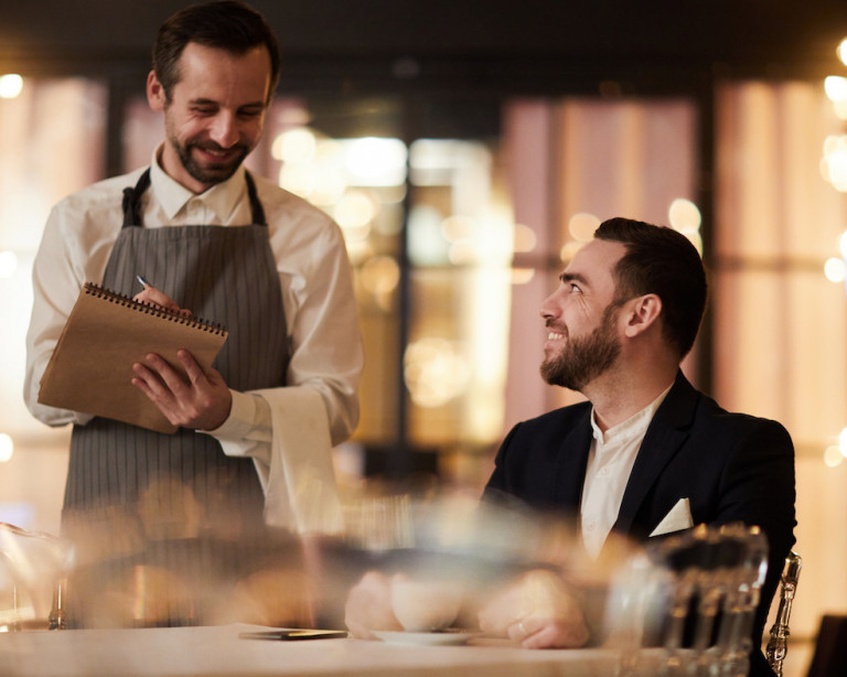 How to Greet Customers in a Restaurant (13 Tips & Examples) | UpMenu